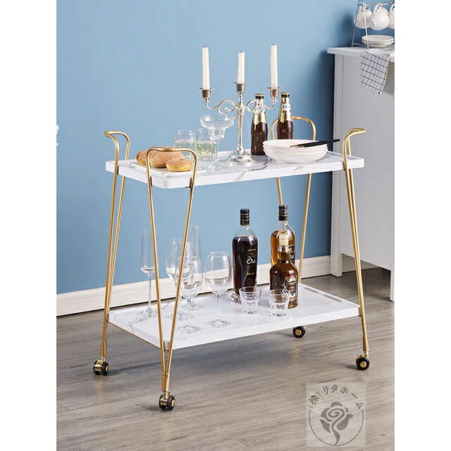 商品説明 高級感のあるゴールドのワゴンです。キャスター付きなので実用性もあり、インテリアとしてはもちろん、日常生活でのご利用にもとても便利です。曲線が優しくフェミニンな印象です。サイズ：幅75x&nbsp;奥行き40&nbsp;x高さ78&...