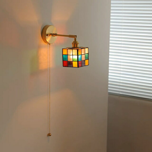 商品説明 美しいガラスはどこから見ても華やかで美しい。繊細な造りの素敵なステンドランプ消灯時も素敵なインテリアになりますねサイズ：幅約14cm&nbsp;x&nbsp;高20cmワット数&nbsp;：電球40W×1個（E27）素材：ステンド...