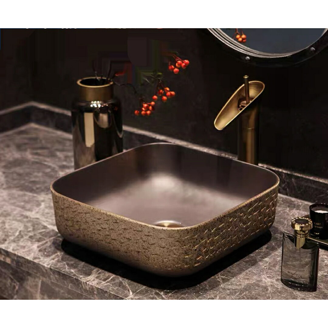 商品説明 状態：新品サイズ（cm）：幅：38.5奥行き：38.5高さ：14素材：陶器「洗面ボウルセット」洗面ボウルと混合水栓と排水金具この3つの商品を含めた洗面ボウルセットです。取付について：取付工事はお近くの工務店様にご相談してください＜...