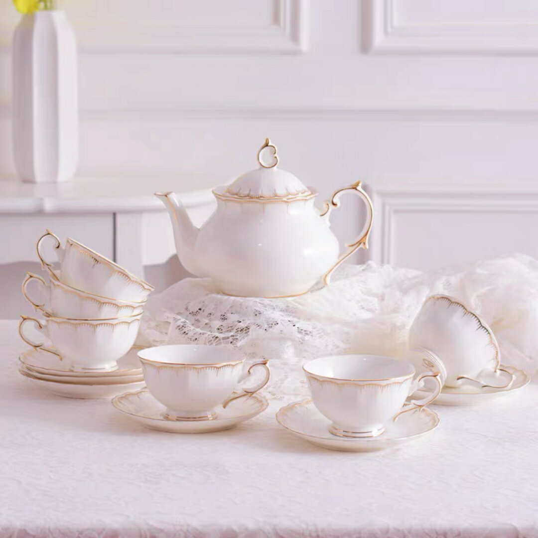 商品説明 素材：陶器&nbsp;セット内容:カップ＆ソーサー6客(220ml)ティーポットx1点（850ml)☆☆★★★★★★★★★★★★★☆☆◆お客様のご覧になっているモニター等により多少色が異なる場合がございます。あらかじめご了承くださ...