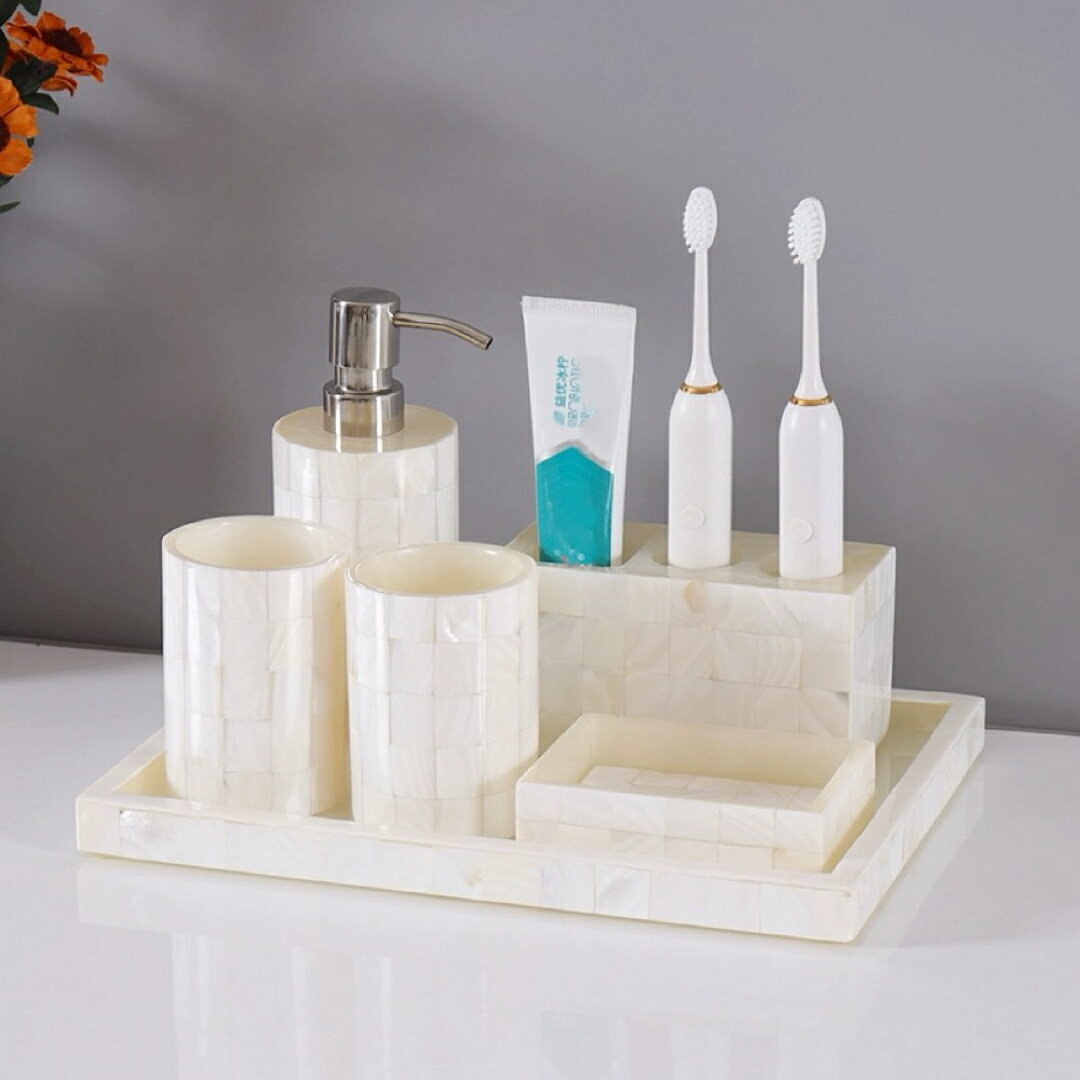 商品説明 ＜セット内容＞ディスペンサーx1点歯ブラシスタンドx1点石鹸置きx1点カップx2点トレーx&nbsp;1点材質:&nbsp;ABS樹脂、貝☆☆★★★★★★★★★★★★★☆☆&nbsp;◆お客様のご覧になっているモニター等により多少...