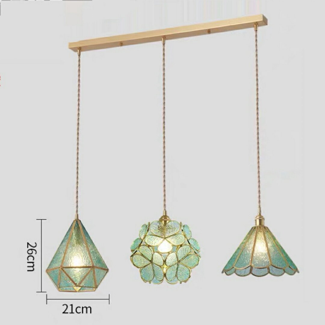 商品説明 サイズ&nbsp;：幅60&nbsp;(cm)チェーン：150&nbsp;cmワット数&nbsp;：電球40W×3個（E14）素材：ガラス、銅★取付方法：電源直結タイプです、裏側に電線の結線がございます。照明器具は天井でネジを固定...