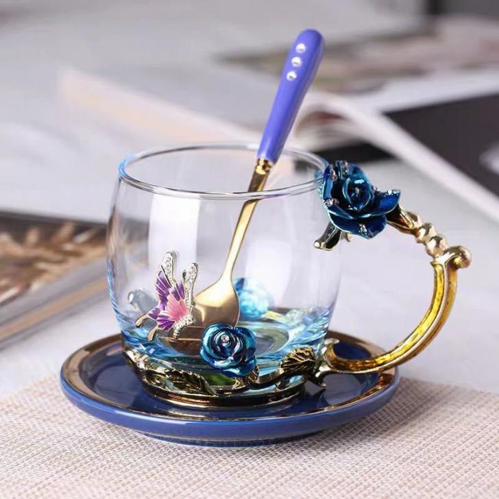 素材・材質:陶瓷器セット内容:カップ＆ソーサー4客スプーンx4点注意事項1、ご利用のPC環境により、実際の商品と色が異なる場合がございます。予めご了承ください。2、新品未使用品ですが、外箱に初期からのスレ、剥げ歪みなどあります。3、海外品で...