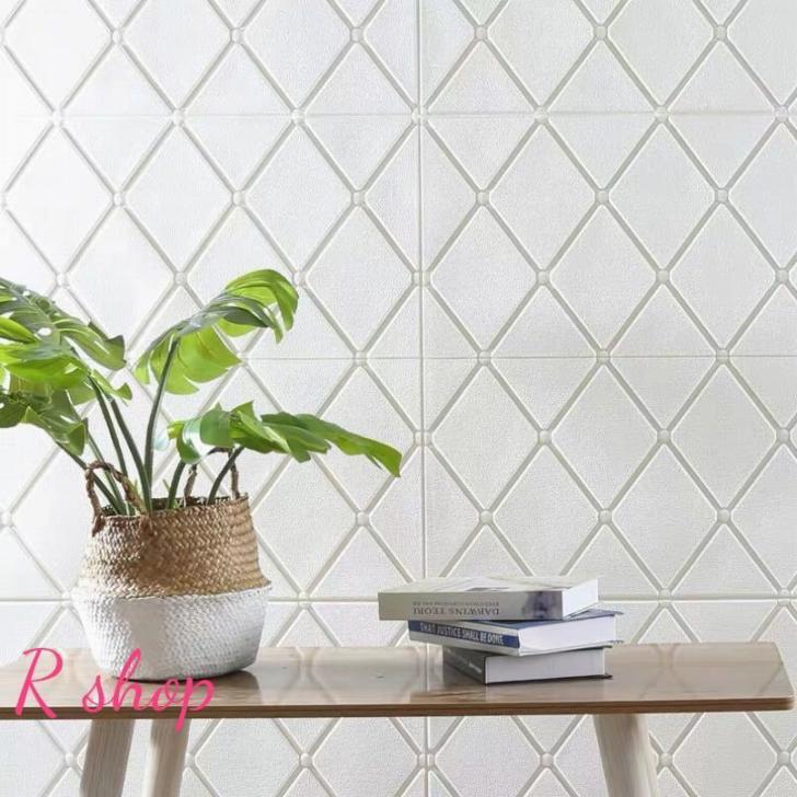 ◆状態：新品◆材質：XPEエコ フォーム◆50枚 70cm×70cm◆裏面に粘着性があり、はがすと、壁に貼ることができる3D壁紙◆防水 汚い防止 カビ防止◆貼り付け方は簡単。各場所に適用！◆手作業での採寸の為、若干誤差がある場合があります。...