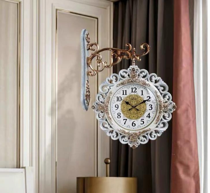 品格のあるインテリア空間をお求めの方にお薦めします。結婚、新築のお祝いにも最高デ〜スヨーロッパ風スタイルの重厚さとクラシックさが感じられる洗練されて製作された掛け時計です。豪華で独特なデザインに仕上げ、個性のある空間を演出したい方におすすめ...