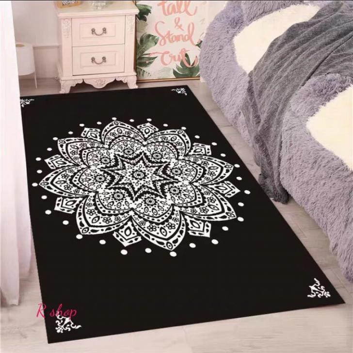 サイズ：160x230（cm)厚さ：0.6cm素材表地：ポリエステル100％裏面：不織布(PVC点滑り止め)サイズオーダー可能です備考開封後は新品の為においのする場合がございます。こちらのにおいは、時間の経過により消えていきますのでご安心下...