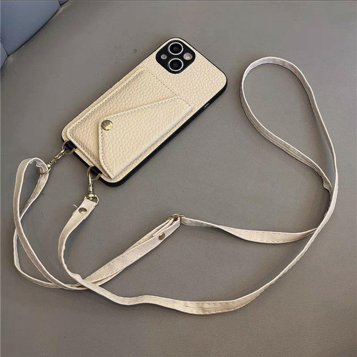 機能： 1、長さ調節可能なロングストラップ付属 2、カードを収納できるポケット付き 3、スマホバンドを立てるとスタンドタイプとして。 使用可 素材：PUレザー ●カラーや機種の選択には間違いがないよう、ご注文前によくお確かめください ●商品...