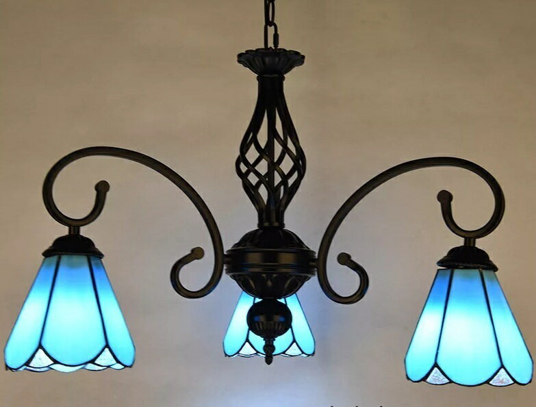 【商品仕様】■個口数：1 （〜60Wまで対応）■E26白熱球、電球型蛍光灯、LED電球使用可能■使用電球：3個（※電球は付属しておりません）本体サイズ：横約55 x 高さ約50 (cm）部品材質：ガラス、金属、合金、樹脂、陶器★サイズの誤差...