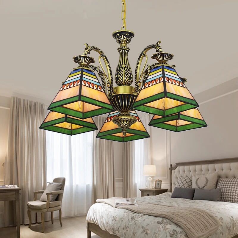 【商品仕様】■個口数：1 （〜60Wまで対応）■E26白熱球、電球型蛍光灯、LED電球使用可能■使用電球：5個（※電球は付属しておりません）本体サイズ：横約55 x 高さ約40 (cm）部品材質：ガラス、金属、合金、樹脂、陶器★サイズの誤差...