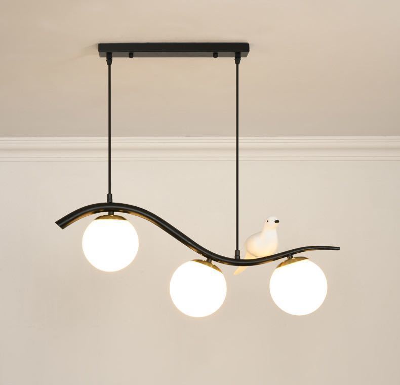 ■E26 白熱球、電球型蛍光灯、LED電球使用可能■使用電球：3個（※電球は付属しておりません）■本体サイズ：幅約66 x 高さ120cm■部品材質：金属、合金、鉄、樹脂、ガラス…★取付工事は電気工事士にご相談してください。★購入後のキャン...