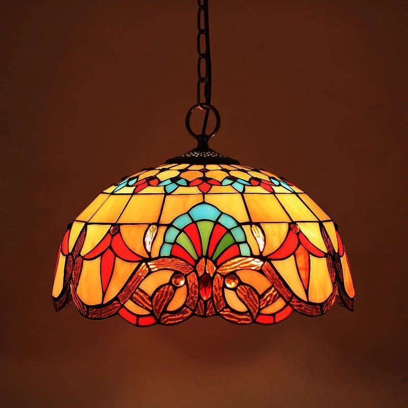 美しいガラスはどこから見ても華やかで美しい。繊細な造りの素敵なステンドランプ消灯時も素敵なインテリアになりますねサイズ ：約 直径30cm 高さ18cmワット数 ：電球40W×1個（E26）コードの長さ: 約60cm（コードの長さは簡単に調...