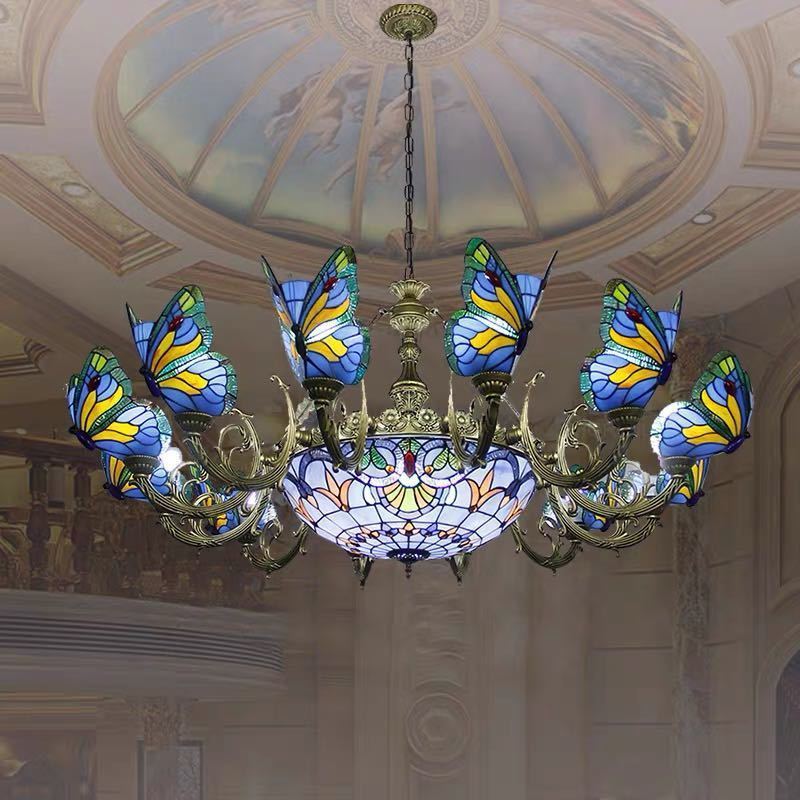 美しいガラスはどこから見ても華やかで美しい。繊細な造りの素敵なステンドランプ消灯時も素敵なインテリアになりますねサイズ：幅約130x 高さ約60〜100（cm)ワット数 ：電球40W×17個（E26）素材：ガラス、樹脂、合金、鉄◆取付工事は...