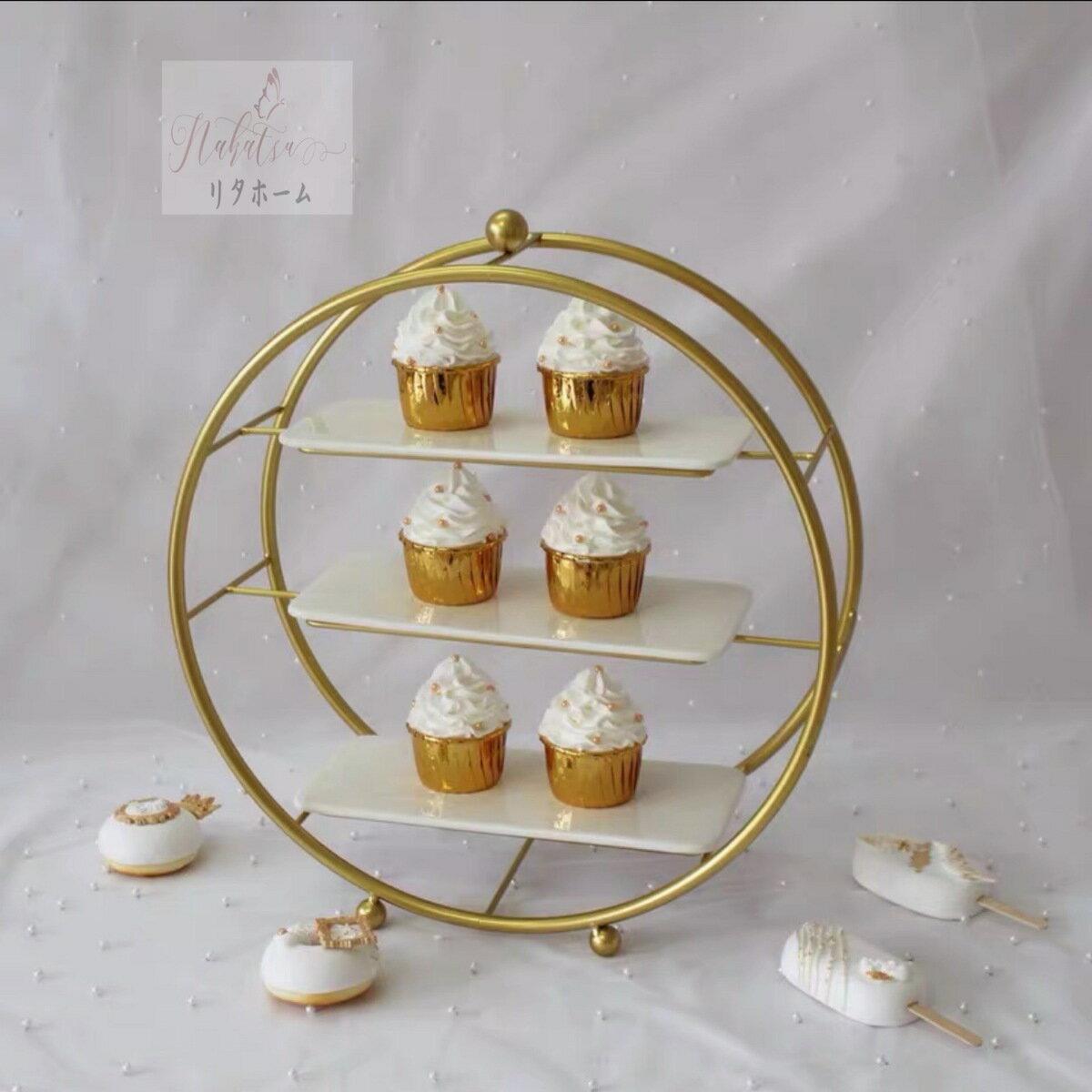 ケーキスタンド アフタヌーンティー ティースタンド お菓子入れ フルーツ パーティ用 3段ゴールド 金色 ケーキスタンド 材質　枠：金属（鉄製）　皿：陶器サイズ：高さ42cm　幅40cm　皿サイズ：幅27cm　奥行12.5cm☆☆★★★★★...