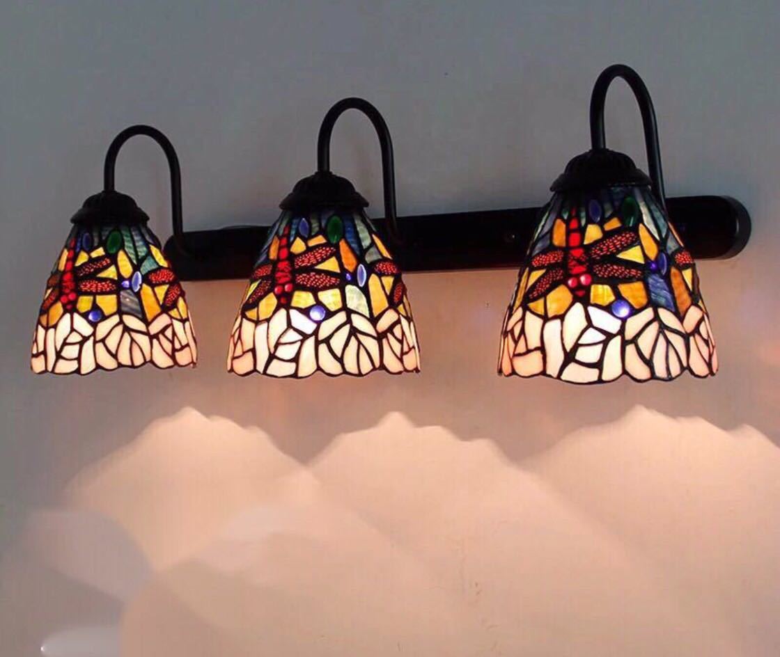 美しいガラスはどこから見ても華やかで美しい。繊細な造りの素敵なステンドランプ消灯時も素敵なインテリアになりますねサイズ ：約 幅59 x 高さ21 (cm)ワット数 ：　電球40W×3個（E26）素材：ガラス、樹脂、合金、鉄★取付工事は電気...