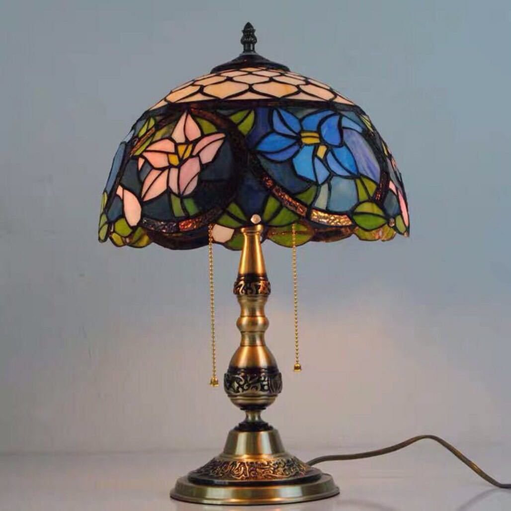 美しいガラスはどこから見ても華やかで美しい。繊細な造りの素敵なステンドランプ消灯時も素敵なインテリアになりますねサイズ ：約 幅30 x 高さ48（cm）ワット数 ：　電球40W×2個（E26）素材：ガラス、樹脂、合金、鉄★在庫は日々変動し...