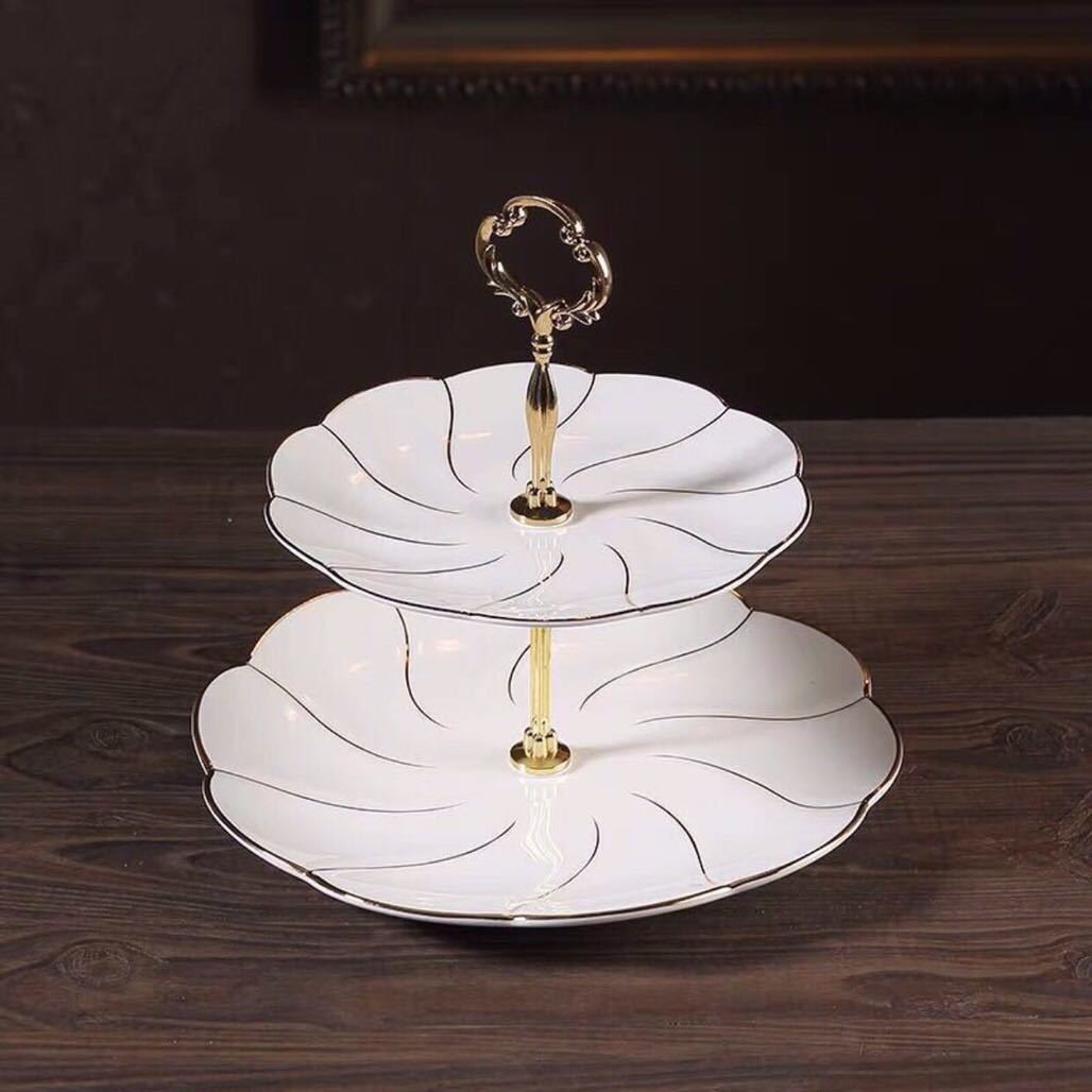 シンプルで使いやすい、陶器のケーキスタンドです。アフタヌーンティーやパーティーに、お菓子やフィンガーフード、お花などを載せてサーブしましょう。テーブルがとても華やかになります♪プレート(大)： Φ26 cmプレート(中)： Φ20 cm■材...