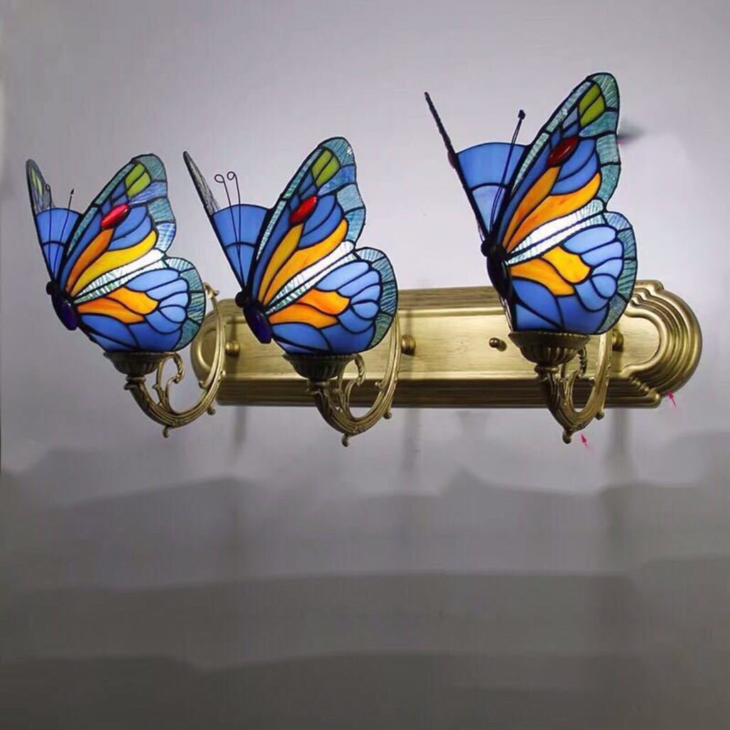 美しいガラスはどこから見ても華やかで美しい。繊細な造りの素敵なステンドランプ消灯時も素敵なインテリアになりますねサイズ ：約 幅62 x 高さ28 (cm)ワット数 ：　電球40W×3個（E26）素材：ガラス、樹脂、合金、鉄★取付工事は電気...