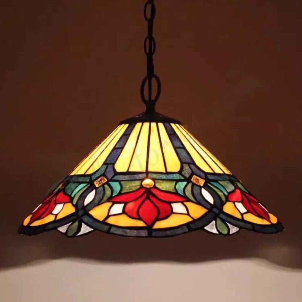 美しいガラスはどこから見ても華やかで美しい。繊細な造りの素敵なステンドランプ消灯時も素敵なインテリアになりますねサイズ ：約 幅40 x 高さ100（cm）ワット数 ：　電球40W× 2個（E26）素材：ガラス、樹脂、合金、鉄★取付工事は電...