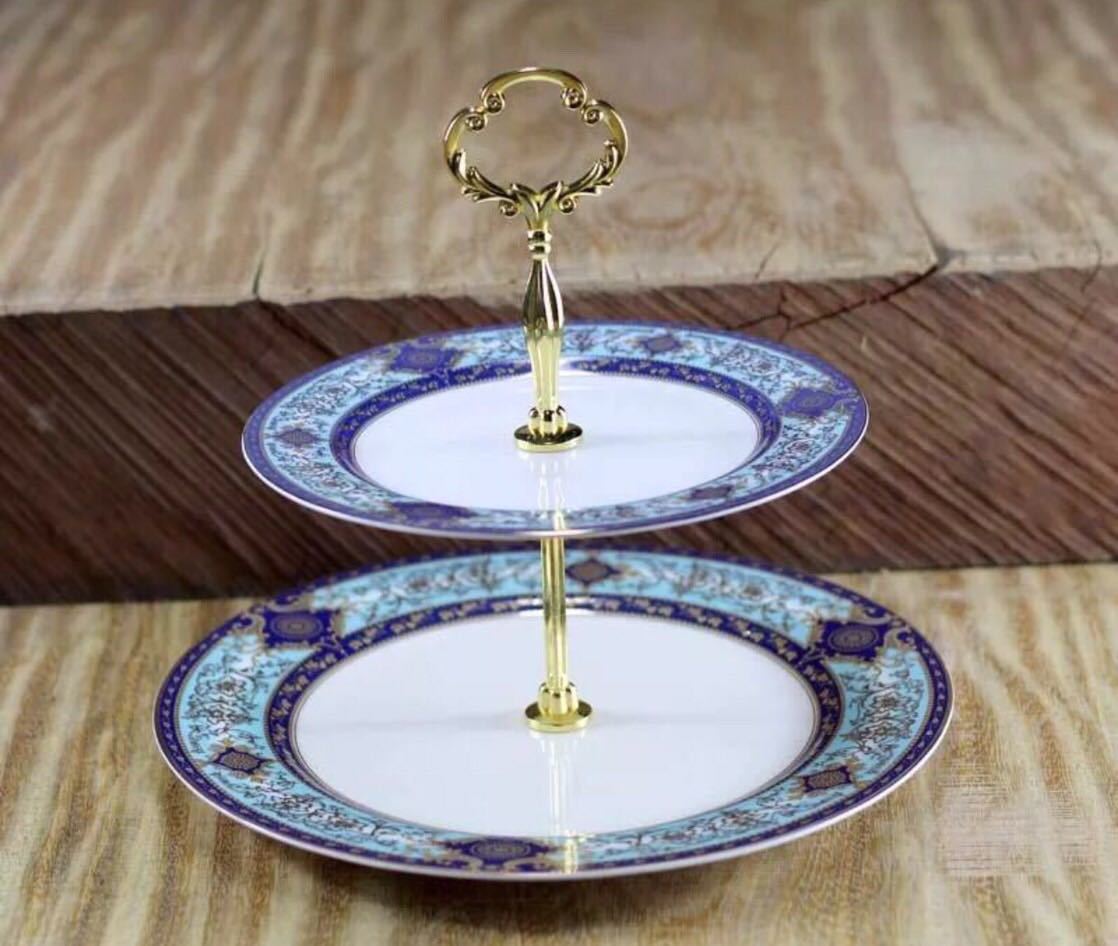 シンプルで使いやすい、陶器のケーキスタンドです。アフタヌーンティーやパーティーに、お菓子やフィンガーフード、お花などを載せてサーブしましょう。テーブルがとても華やかになります♪プレート(大)： Φ26 cmプレート(中)： Φ21 cm■材...