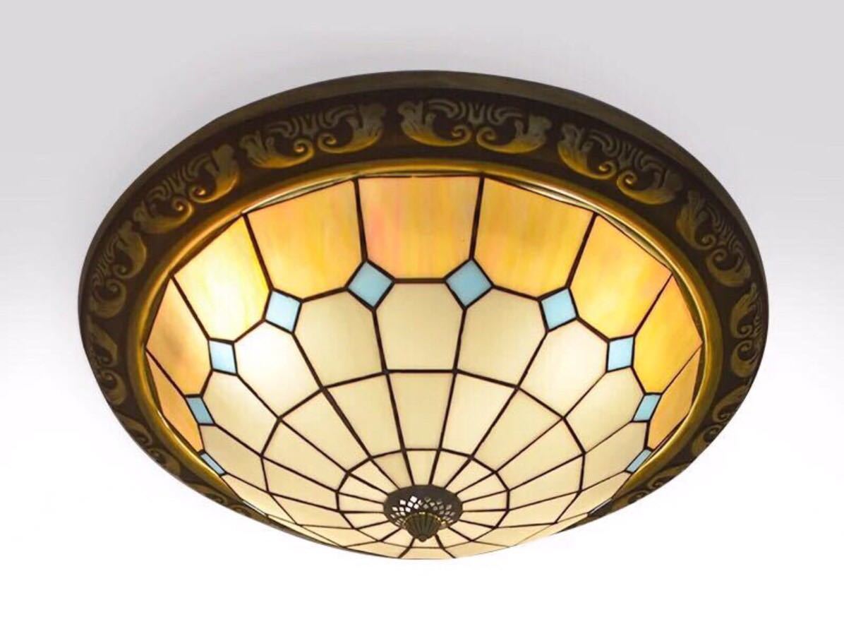 美しいガラスはどこから見ても華やかで美しい。繊細な造りの素敵なステンドランプ消灯時も素敵なインテリアになりますねサイズ ：約 幅50 x 高さ16（cm）ワット数 ：　電球60Wまで ×4個（E26）素材：ガラス、樹脂、合金、鉄★取付工事は...