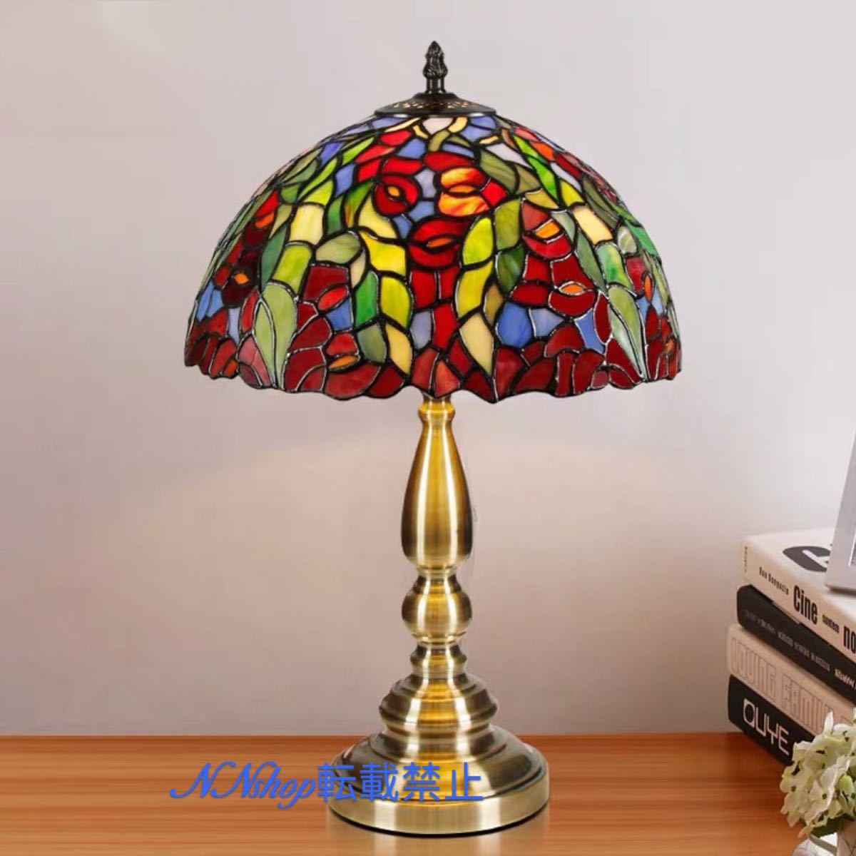 美しいガラスはどこから見ても華やかで美しい。繊細な造りの素敵なステンドランプ消灯時も素敵なインテリアになりますねサイズ ：幅約30 x高さ約50cmワット数 ：40w (口金 E26）コードの長さ: 150cm素材：ガラス、樹脂、合金、鉄★...