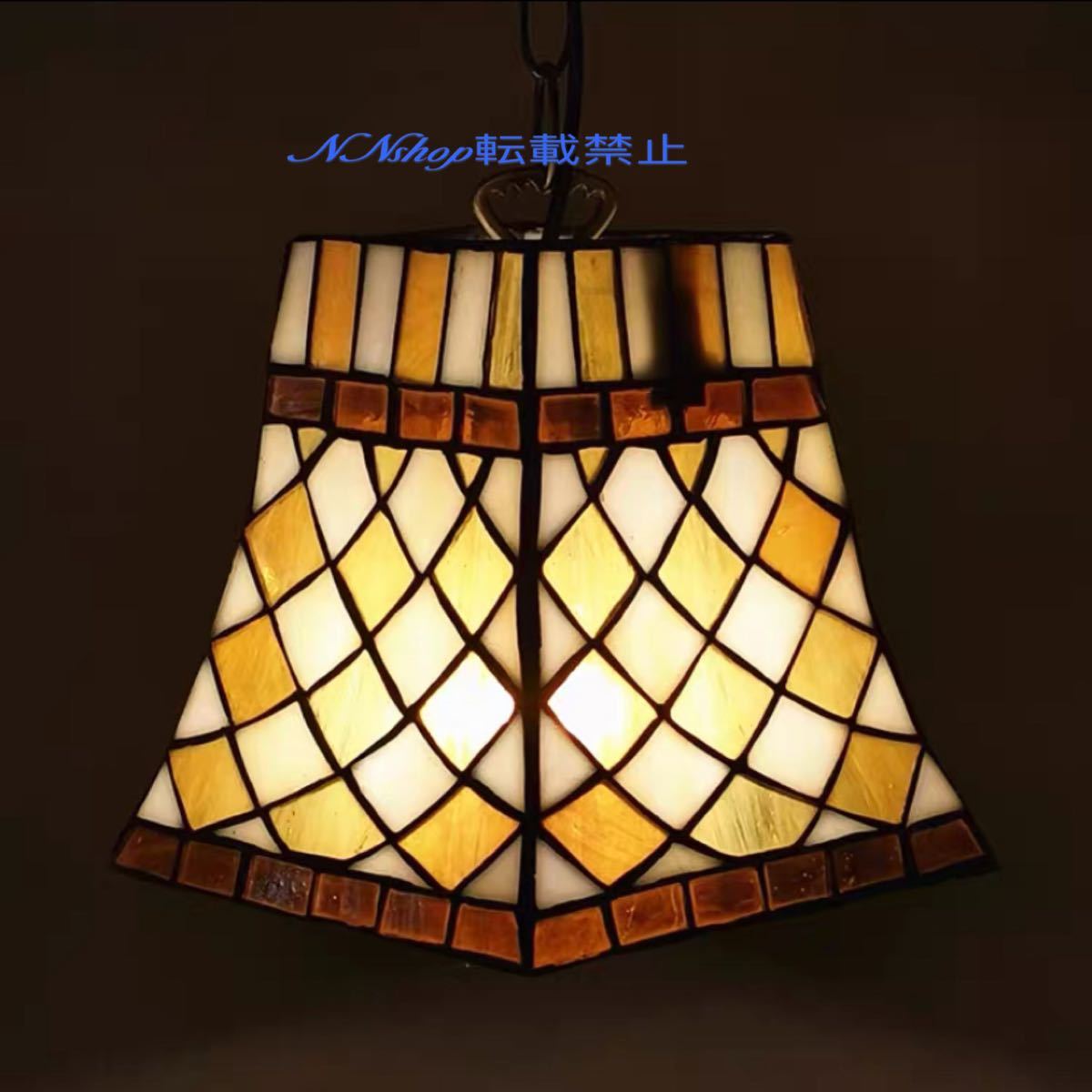 美しいガラスはどこから見ても華やかで美しい。繊細な造りの素敵なステンドランプ消灯時も素敵なインテリアになりますねサイズ：幅25cm x 高さ12cmチェーン：60cmワット数 ：　電球40W×1個（E26）素材：ガラス、樹脂、合金、鉄、他★...