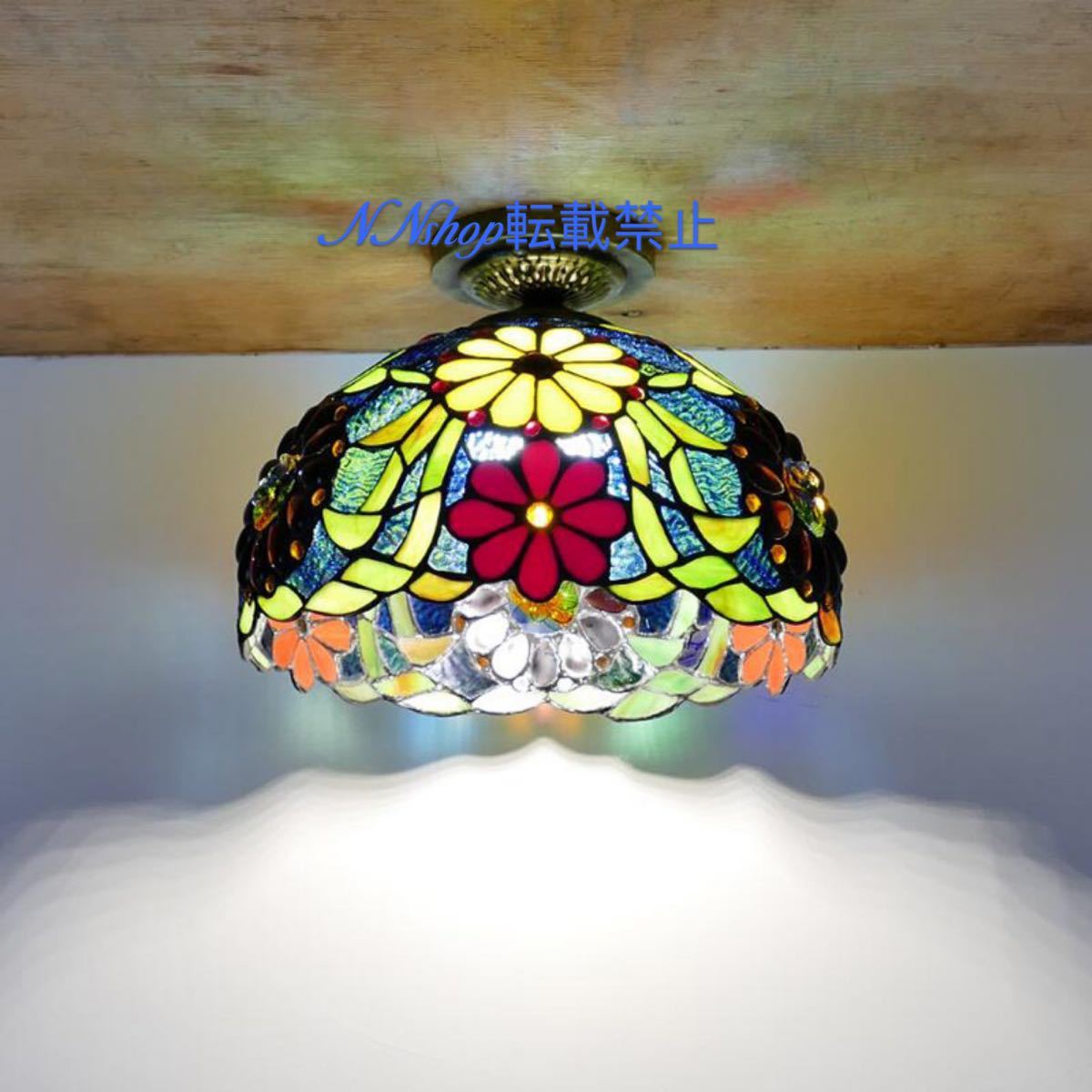 美しいガラスはどこから見ても華やかで美しい。繊細な造りの素敵なステンドランプ消灯時も素敵なインテリアになりますねサイズ：直径約30 cm x 高さ22cmワット数 ：　電球40W×1個（E26）素材：ガラス、樹脂、合金、鉄★取付工事は電気工...