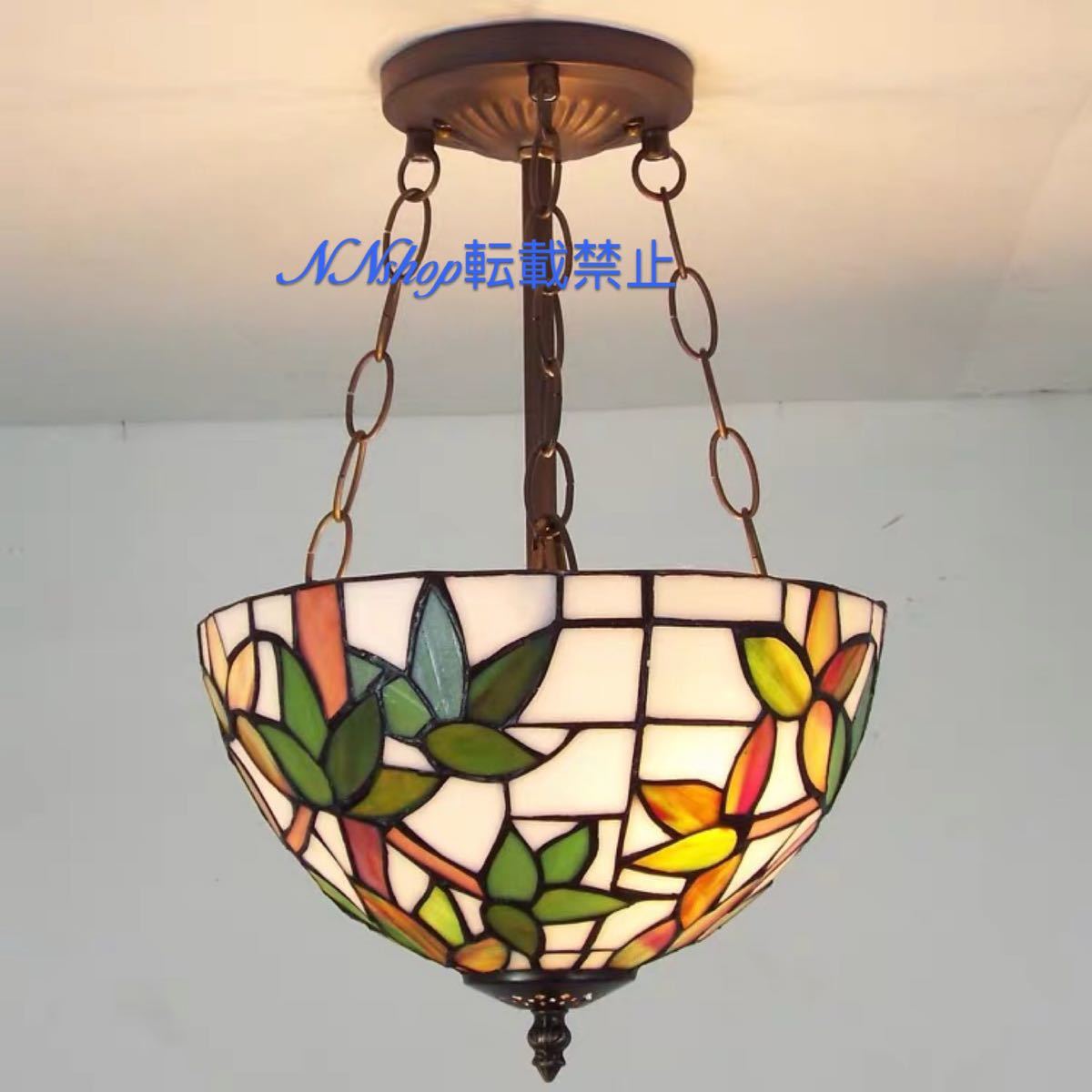 美しいガラスはどこから見ても華やかで美しい。繊細な造りの素敵なステンドランプ消灯時も素敵なインテリアになりますねサイズ：直径約25 cm x 高さ35cmワット数 ：　電球40W×3個（E26）素材：ガラス、樹脂、合金、鉄★取付工事は電気工...