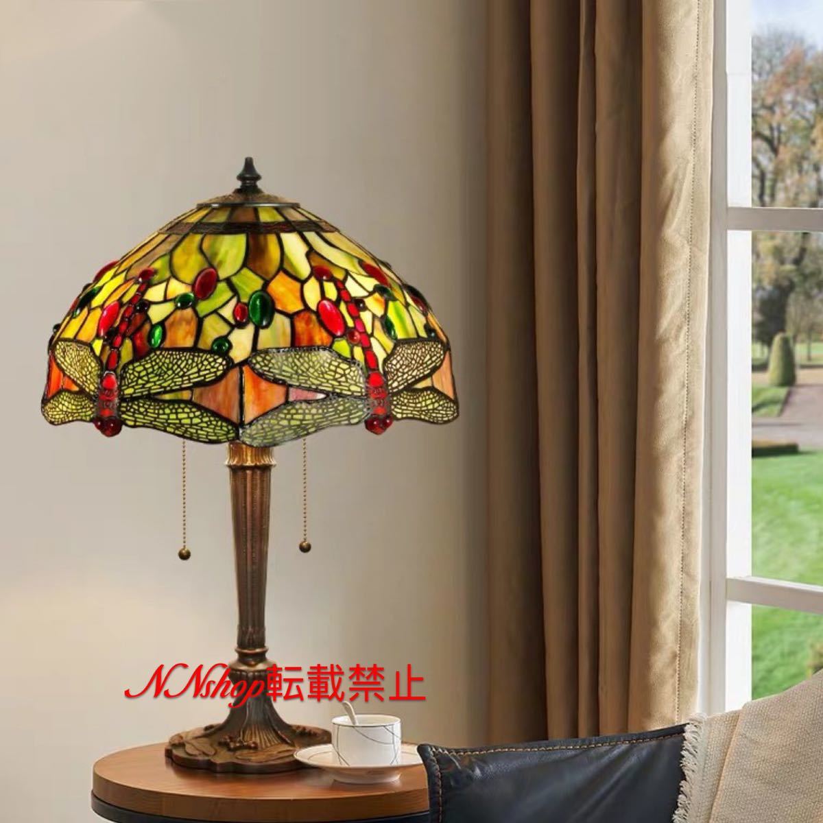 美しいガラスはどこから見ても華やかで美しい。繊細な造りの素敵なステンドランプ消灯時も素敵なインテリアになりますねサイズ ：幅約40 x高さ約58 cmワット数 ：40w (口金 E26）コードの長さ: 150cm素材：ガラス、樹脂、合金、鉄...