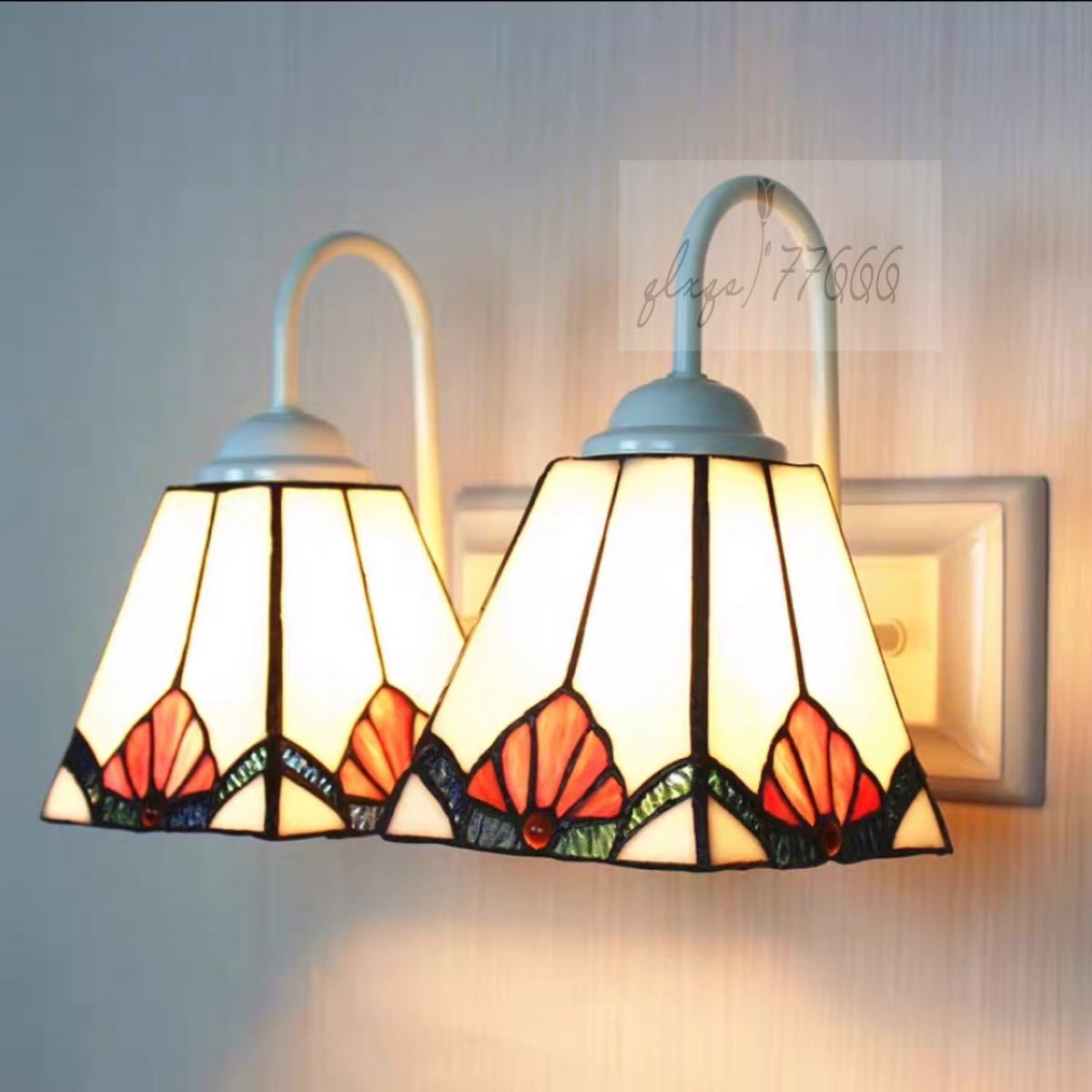 美しいガラスはどこから見ても華やかで美しい。繊細な造りの素敵なステンドランプ消灯時も素敵なインテリアになりますねサイズ：幅約36 x 高さ26 cmワット数 ：電球60W×2個（E26）素材：ステンドグラス、樹脂、合金、鉄使用可能電球:LE...