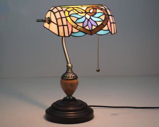 美しいガラスはどこから見ても華やかで美しい。繊細な造りの素敵なステンドランプ消灯時も素敵なインテリアになりますねサイズ ：約 幅27 x 高さ39（cm）ワット数 ：電球40W×1個（E26）素材：ガラス、樹脂、合金、鉄★在庫は日々変動して...