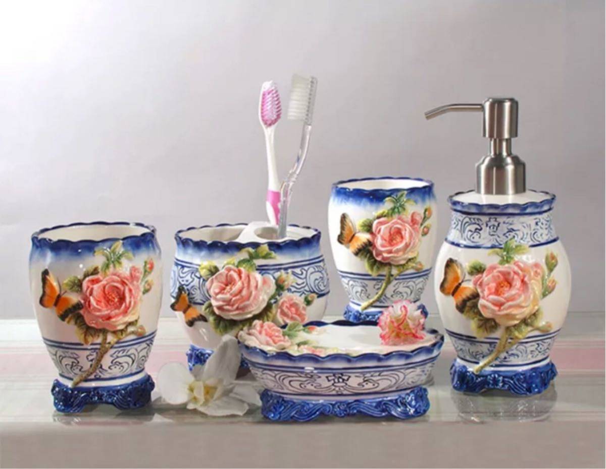 高級感のある落ち着いたデザインのサニタリーセット5点です。滅多にないお洒落な一品です。洗面所やバスルームがとってもオシャレになりますよ＜セット内容＞ディスペンサーx1点歯ブラシスタンドx1点石鹸置きx1点カップx2点●材質:陶器★在庫は日々...