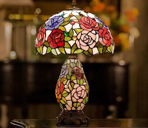 美しいガラスはどこから見ても華やかで美しい。繊細な造りの素敵なステンドランプ消灯時も素敵なインテリアになりますねサイズ ：幅31x奥行16x高49cmワット数 ：40w×1（口金 E27)コードの長さ: 150cm素材：ガラス、樹脂、合金、...