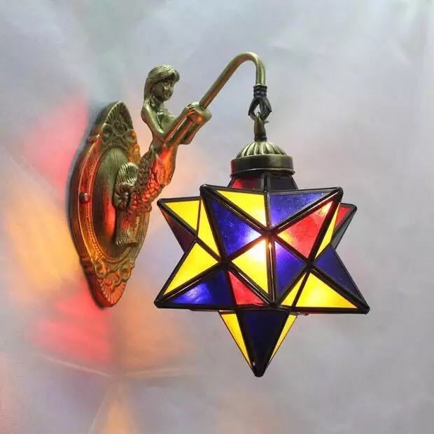 しいガラスはどこから見ても華やかで美しい。繊細な造りの素敵なステンドランプ消灯時も素敵なインテリアになりますねサイズ：幅約30 x 高さ33cmワット数 ：電球40W×1個（E26）素材：ステンドグラス、樹脂、合金、鉄使用可能電球:LED電...