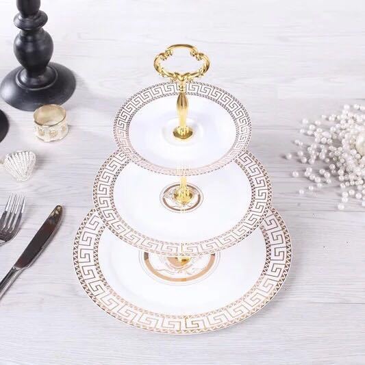 シンプルで使いやすい、陶器のケーキスタンドです。アフタヌーンティーやパーティーに、お菓子やフィンガーフード、お花などを載せてサーブしましょう。テーブルがとても華やかになります♪プレート(大)： Φ27cmプレート(中)： Φ21cmプレート...