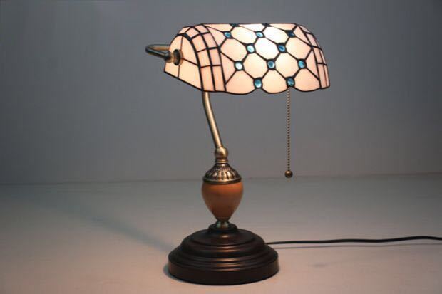 美しいガラスはどこから見ても華やかで美しい。繊細な造りの素敵なステンドランプ消灯時も素敵なインテリアになりますねサイズ ：約 幅27 x 高さ39（cm）ワット数 ：電球40W×1個（E26）素材：ガラス、樹脂、合金、鉄★取付工事は電気工事...