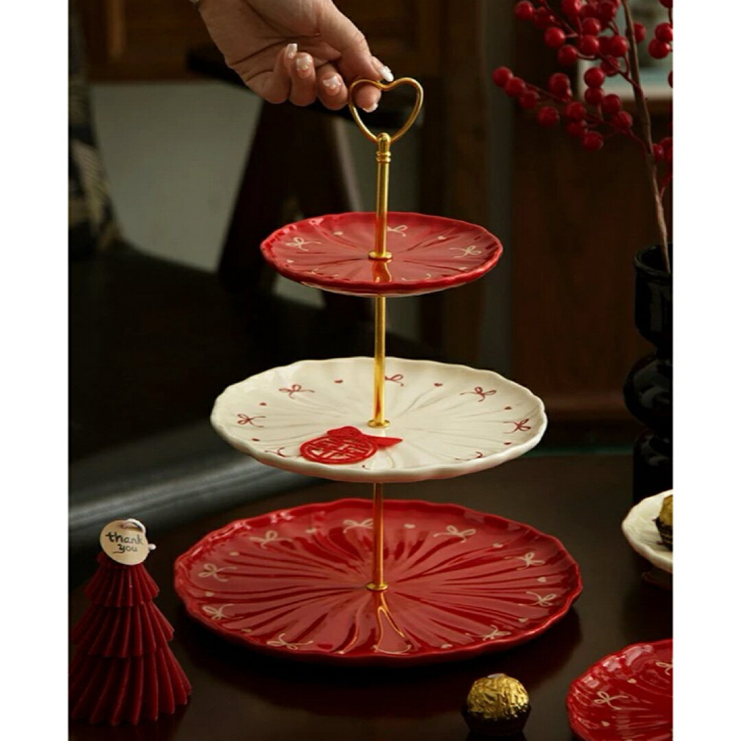 商品説明 上品なフラワー柄があしらわれた、三段タイプのケーキスタンドです。ケーキ・焼き菓子・マカロン・フルーツなどを美しく盛り付けでき、アフタヌーンティーやホームパーティー、来客時のテーブルコーディネートに最適です。ゴールドカラーの取っ手付...