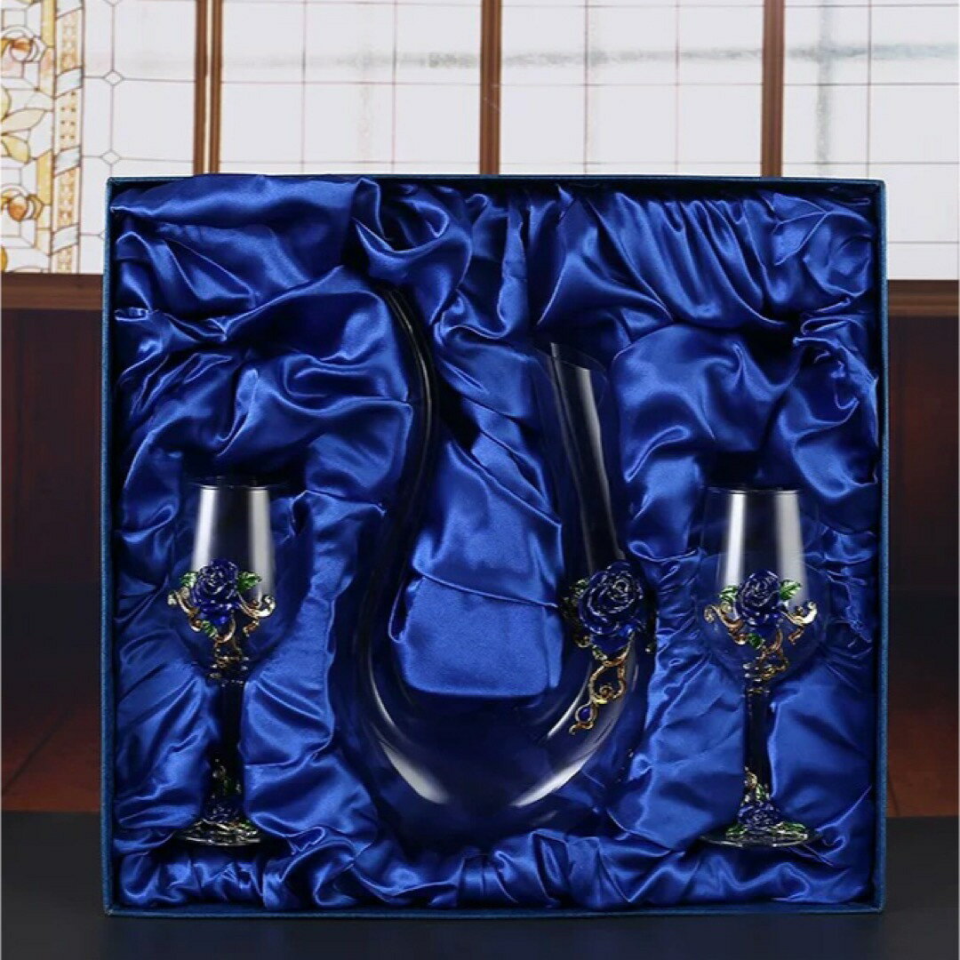 商品説明 優雅なバラモチーフが施された、ワイングラスとデキャンタの上品なセットです。透明感のあるガラスと立体的な装飾が美しく、テーブルコーディネートを華やかに演出します。赤ワインの香りを引き立てるデキャンタは、曲線的なデザインで酸素と触れ合...