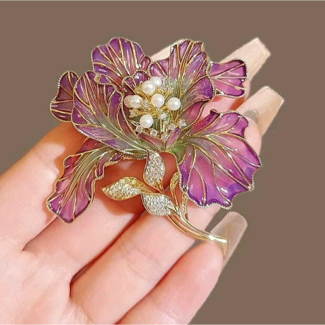商品説明 繊細な花デザインに、紫色のカラーとクリスタル装飾を施した上品なブローチです。立体感のあるフォルムとゴールドカラーの縁取りが胸元を華やかに演出します。ジャケット、コート、ワンピース、ストール、バッグなど様々なアイテムに合わせてお使い...