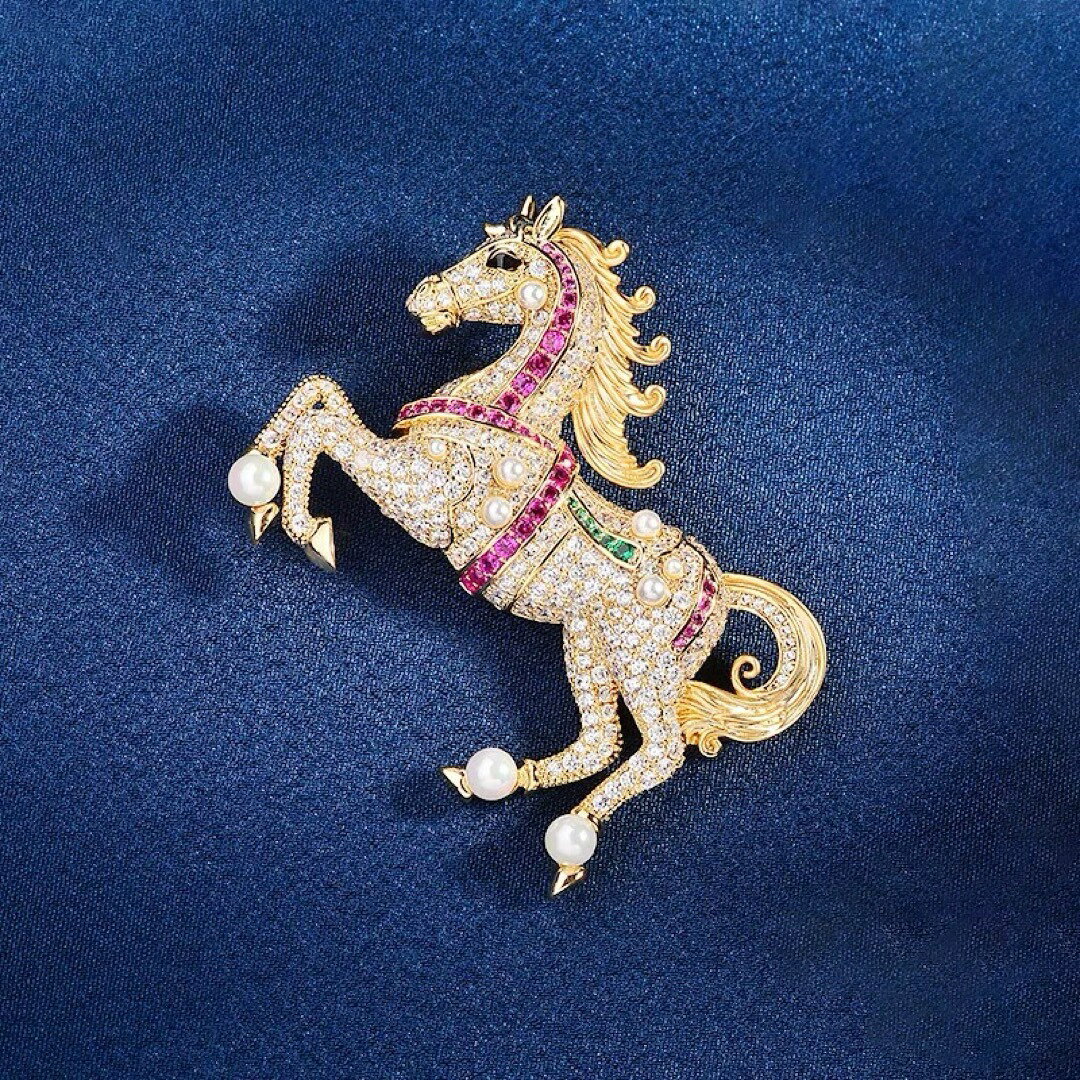 商品説明 カラフルなクリスタルとパールをあしらった、躍動感のある立ち馬モチーフのブローチです。ゴールドカラーの輝きと繊細な装飾が胸元を華やかに演出します。ジャケット、コート、ワンピース、バッグ、ストールなど幅広いアイテムに合わせてお使いいた...