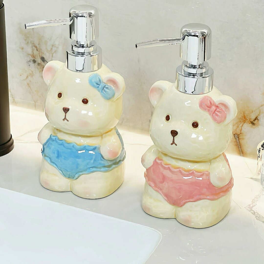 商品説明 くまモチーフの可愛い陶器製ソープディスペンサーです。やさしいカラーで洗面所やバスルームのアクセントになります。ハンドソープや洗剤などに使用可能です。陶器素材でお手入れしやすく清潔に保てます。二色からお選びいただけますご購入後、希望...
