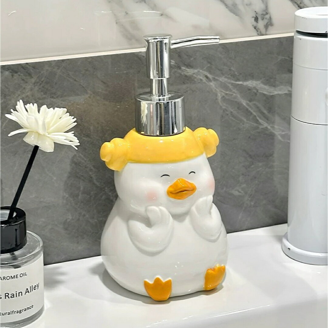 商品説明 可愛いアヒルモチーフの陶器製ソープディスペンサーです。表情のあるデザインで洗面所やバスルームのアクセントになります。ハンドソープや洗剤などに使用可能です。ポンプ部分はABS素材を使用しています。材質本体：陶器ポンプ：ABSサイズ長...