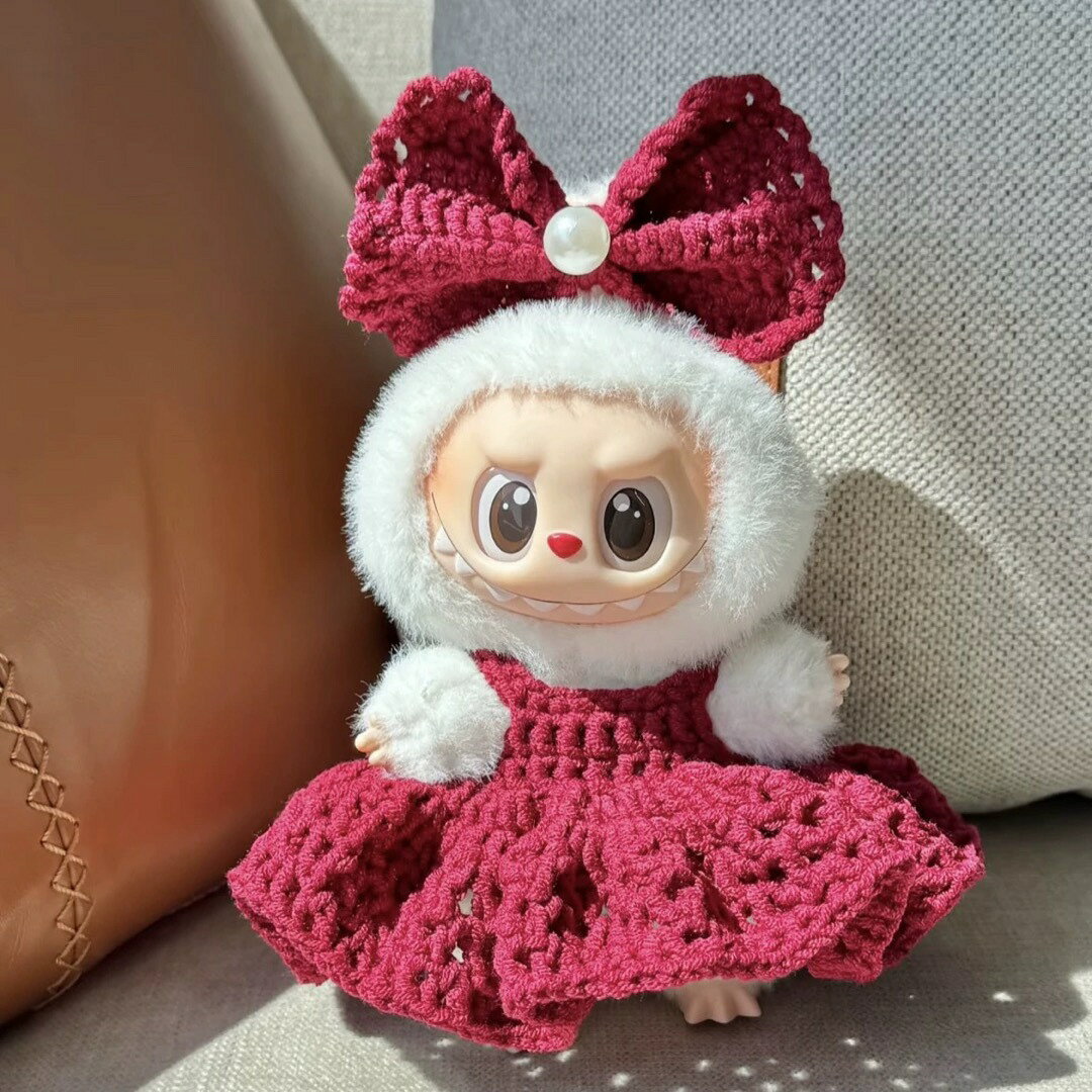 商品説明 POPMARTポップマートLABUBUラブブ商品は着替えのみ、labubu本体を付いてないです。ぬいぐるみは付属しておりません。セット内容1、リボン2、ワンピース※丁寧にお作りしていますが、素人ハンドメイド品の為縫い目のズレ、歪み...
