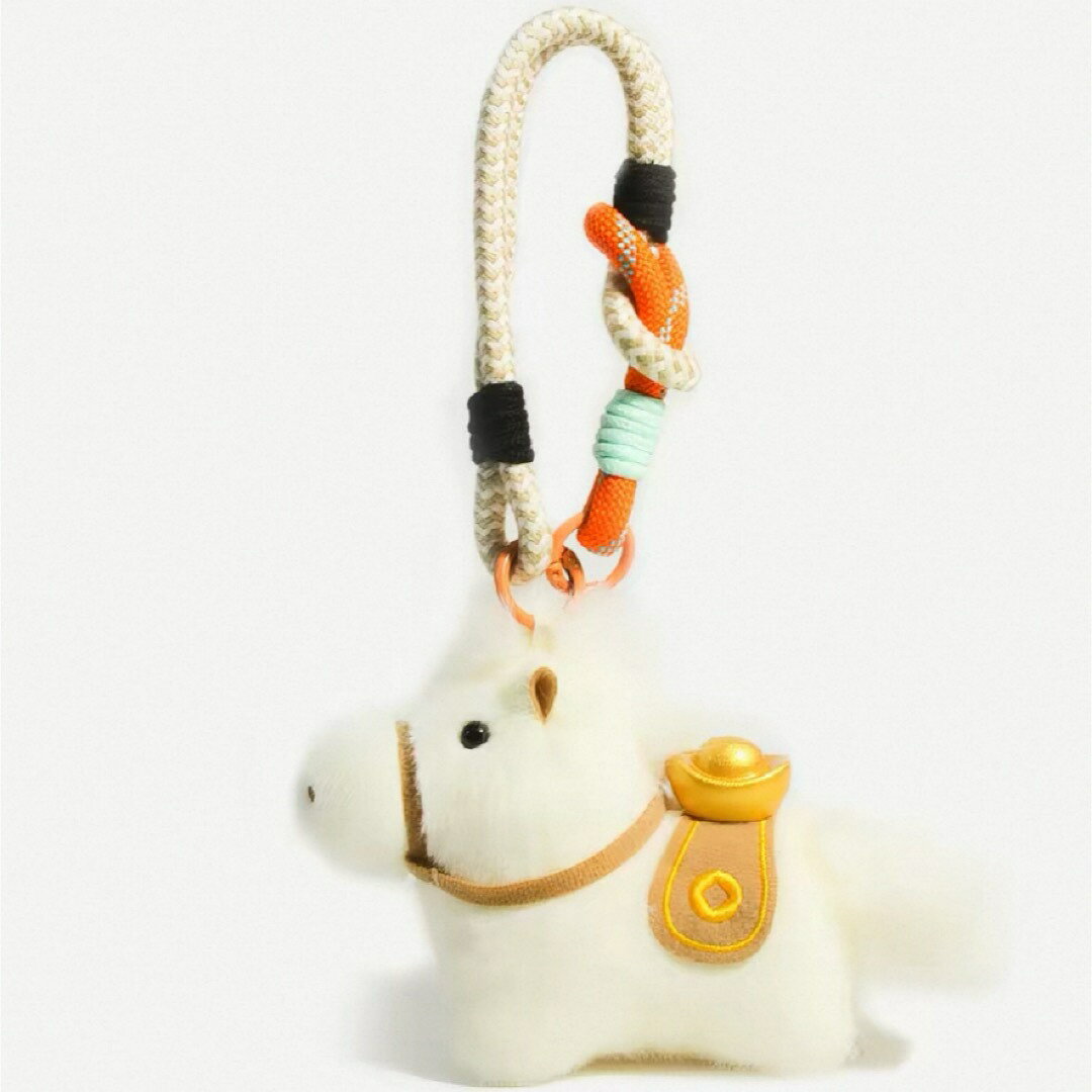 商品説明 小馬モチーフが可愛らしい、ふわふわ手触りのぬいぐるみキーホルダーです。馬は古くから開運・幸運・仕事運・金運の象徴とされ、毎日持ち歩けるラッキーアイテムとしてもおすすめ。バッグやリュックに付けるだけで、さりげないアクセントになります...