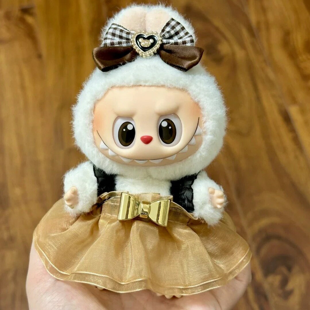 商品説明 POPMARTポップマートLABUBUラブブ商品は着替えのみ、labubu本体を付いてないです。ぬいぐるみは付属しておりません。セット内容1、リボン2、ワンピース※丁寧にお作りしていますが、素人ハンドメイド品の為縫い目のズレ、歪み...