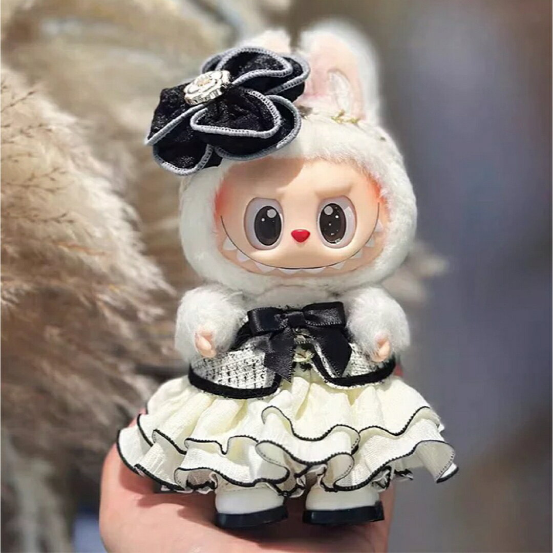 商品説明 POPMARTポップマートLABUBUラブブ商品は着替えのみ、labubu本体を付いてないです。ぬいぐるみは付属しておりません。セット内容1、頭飾り2、衣装3、靴※丁寧にお作りしていますが、素人ハンドメイド品の為縫い目のズレ、歪み...
