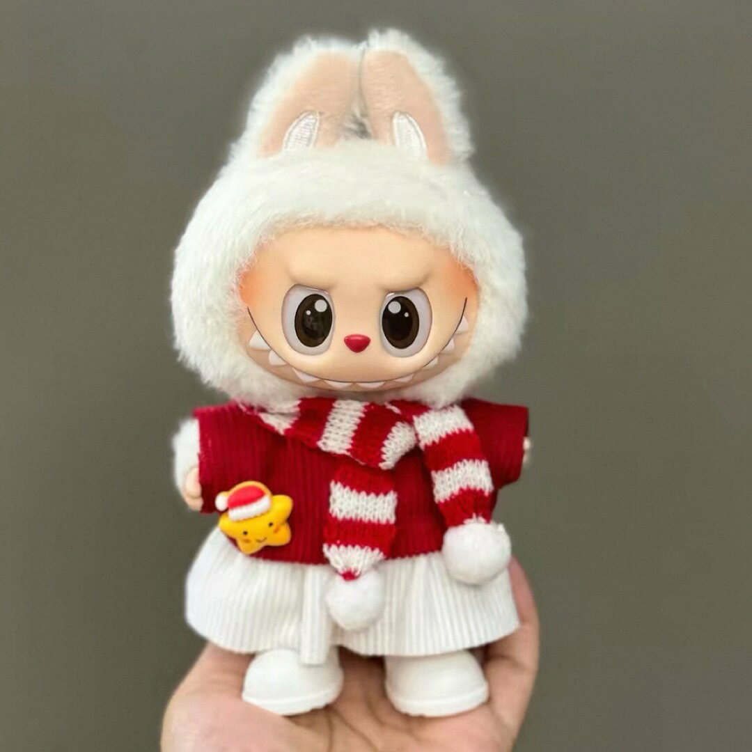 商品説明 POPMARTポップマートLABUBUラブブ商品は着替えのみ、labubu本体を付いてないです。ぬいぐるみは付属しておりません。セット内容1、ワンピース2、靴3、マフラー※丁寧にお作りしていますが、素人ハンドメイド品の為縫い目のズ...