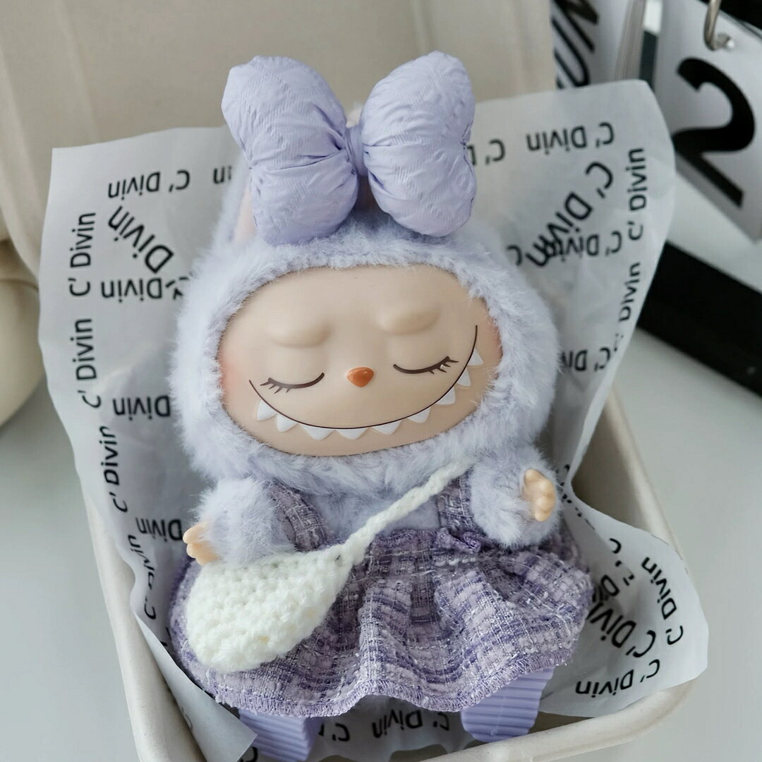 商品説明 POPMARTポップマートLABUBUラブブ商品は着替えのみ、labubu本体を付いてないです。ぬいぐるみは付属しておりません。セット内容1、リボン2、ワンピース3、バッグ4、靴※丁寧にお作りしていますが、素人ハンドメイド品の為縫...