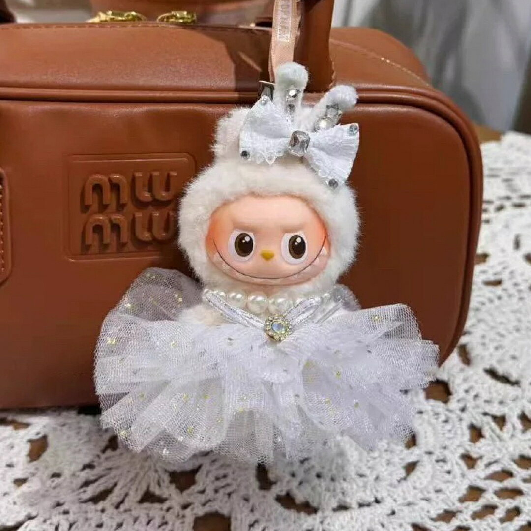 商品説明 POPMARTポップマートLABUBUラブブ商品は着替えのみ、labubu本体を付いてないです。ぬいぐるみは付属しておりません。セット内容1、頭飾り2、ワンピース3、ネックレス※丁寧にお作りしていますが、素人ハンドメイド品の為縫い...