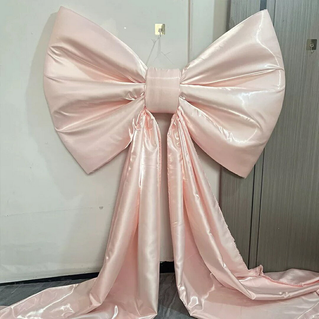 商品説明 存在感抜群の特大リボン装飾です。幅約120cm、ロングテール約2mのダイナミックなサイズ感で、イベント空間を華やかに演出します。撮影背景、ディスプレイ、ショーウィンドウ、式典装飾など幅広いシーンで使用でき、会場全体の印象を盛り上げ...